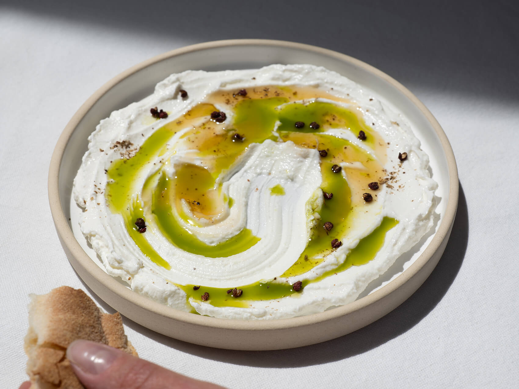 Labneh, piment et huile verte – DE LA ROSÉE